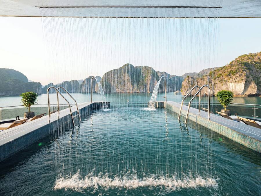 2 piscinas interiores, piscina exterior, guarda-sóis, espreguiçadeiras