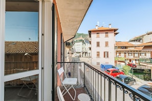 Apartamento família, 2 quartos, ao lado da praia (Incanto Del Lago 50 Meters From Lake) | Sacada