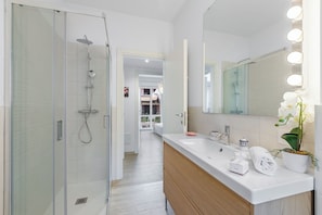 Apartamento família, 2 quartos, ao lado da praia (Incanto Del Lago 50 Meters From Lake) | Banheiro | Chuveiro, secador de cabelo, bidê, toalhas de banho