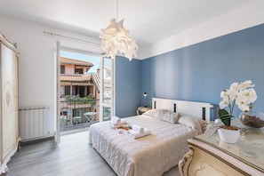 Apartamento família, 2 quartos, ao lado da praia (Incanto Del Lago 50 Meters From Lake) | 2 quartos, Wi-Fi de cortesia, roupa de cama