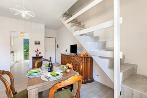 Apartamento família, 2 quartos, ao lado da praia (Incanto Del Lago 50 Meters From Lake) | Sala de jantar