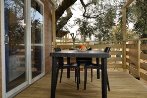 Casa Móvel Comfort, 2 quartos | Refeições ao ar livre