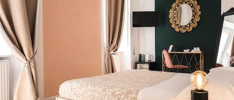 Quarto Duplo, 1 cama de casal, casa de banho privativa | Minibar, cofre no quarto, secretária