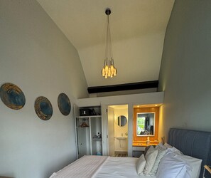Quarto casal luxo | Cofres nos quartos, escrivaninha, espaço de trabalho para notebook