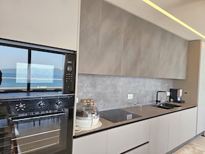 Geladeira grande, micro-ondas, fogão, cooktop