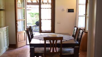 Apartamento conforto, varanda | Cozinha privada | Geladeira, fogão, cooktop, talheres/pratos/utensílios de cozinha