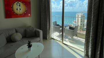 Quarto Duplo Superior, varanda, vista para o mar | Cofre no quarto, secretária