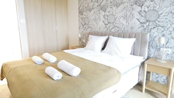 Apartamento, sacada | Ferros/tábuas de passar roupa, Wi-Fi de cortesia, roupa de cama