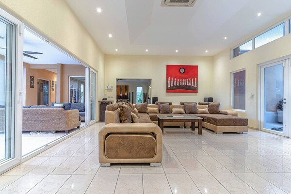 Tropical Luxury 4br Pool Villa W Game Area - Pattaya City