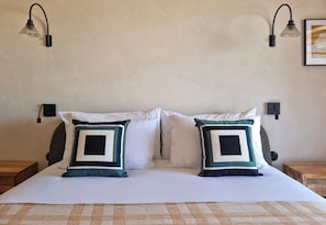 Quarto casal superior, sacada, vista para o mar | Ferros/tábuas de passar roupa, Wi-Fi de cortesia, roupa de cama