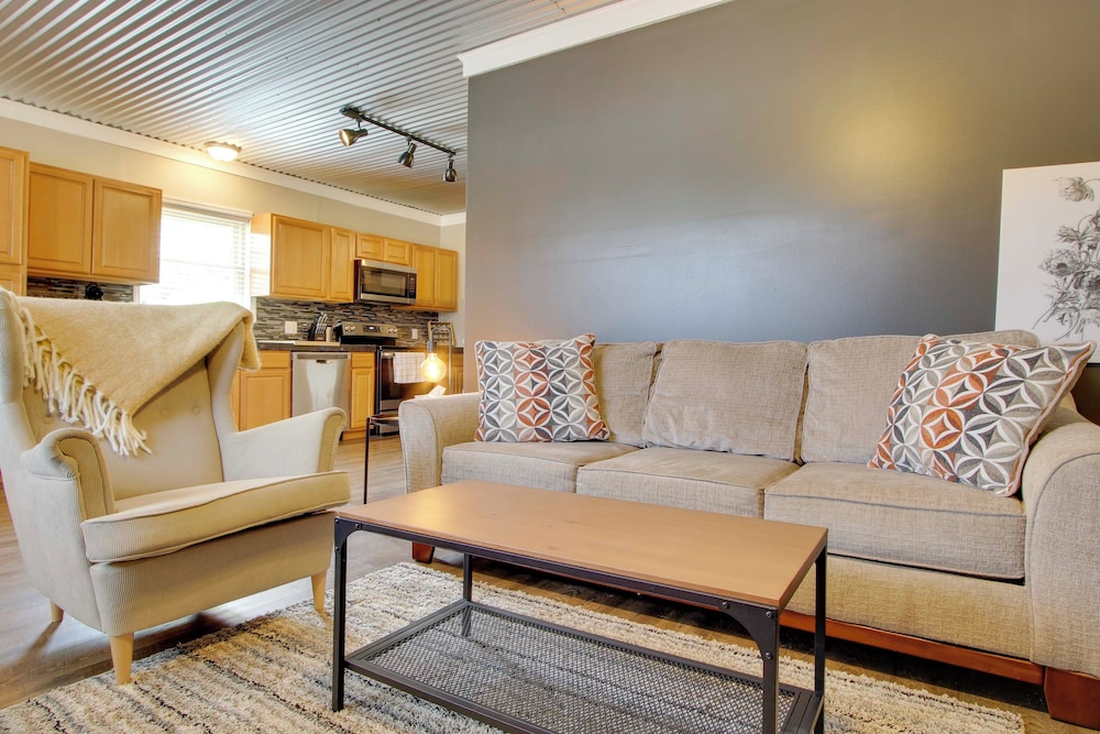 3 Mi To Shops & Eats In Uptown: Greenwood Studio - Greenwood, SC