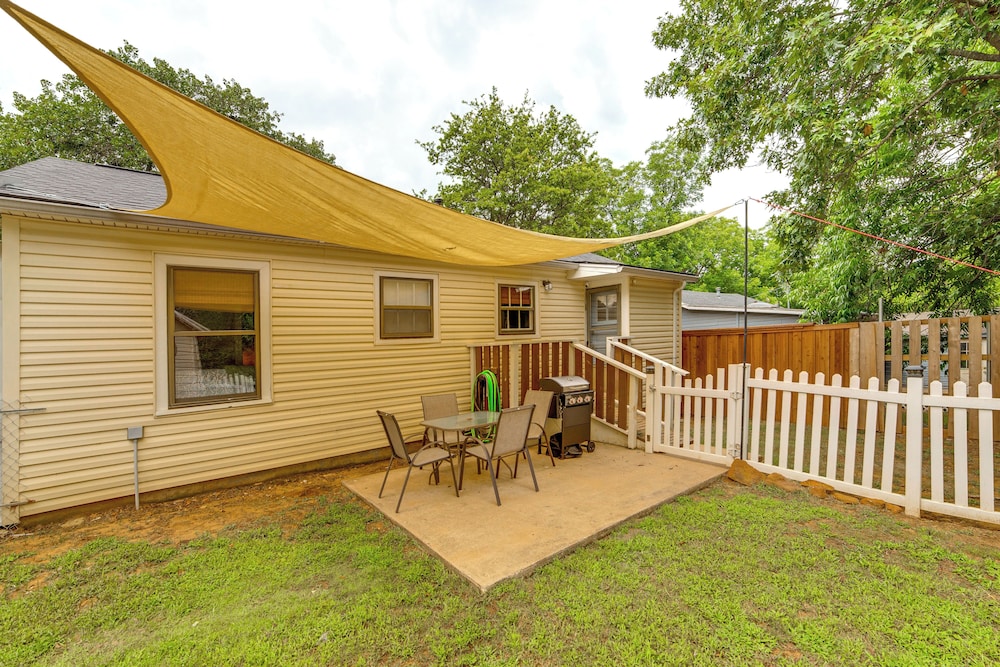 Near Waterloo Lake: Restored 1930s Home W/ Yard - Texas