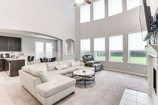 Grand Family Home W/ Patio & Fenced Yard In Arcola - Pearland, TX