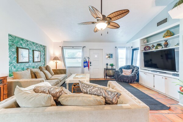 Backyard Hangouts: Bradenton Home Near Dining! - Longboat Key, FL