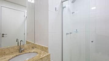 Apartamento básico | Banheiro | Produtos de toalete grátis