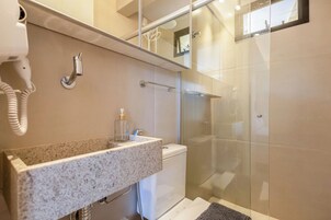 Estúdio básico | Banheiro | Produtos de toalete grátis 