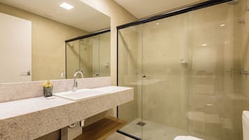 Apartamento básico | Banheiro | Chuveiro