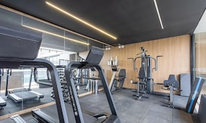 Uma academia moderna com esteiras, elípticos e equipamentos de musculação.