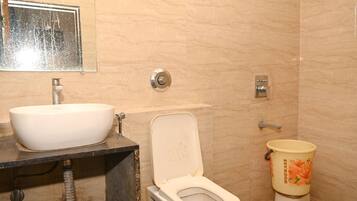 Quarto casal, 1 cama King, para fumantes | Banheiro | Chuveiro, produtos de toalete grátis, toalhas de banho, sabonete