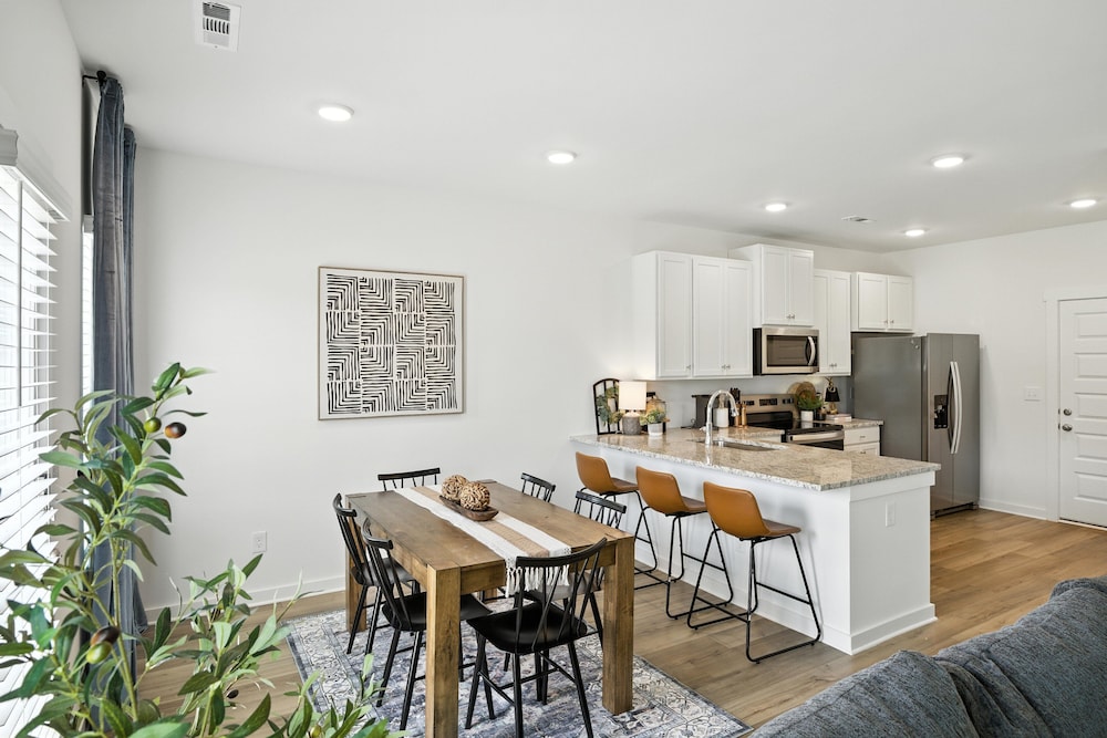 Discovery Point Getaway 3 Bedroom Townhouse - Huntsville, AL