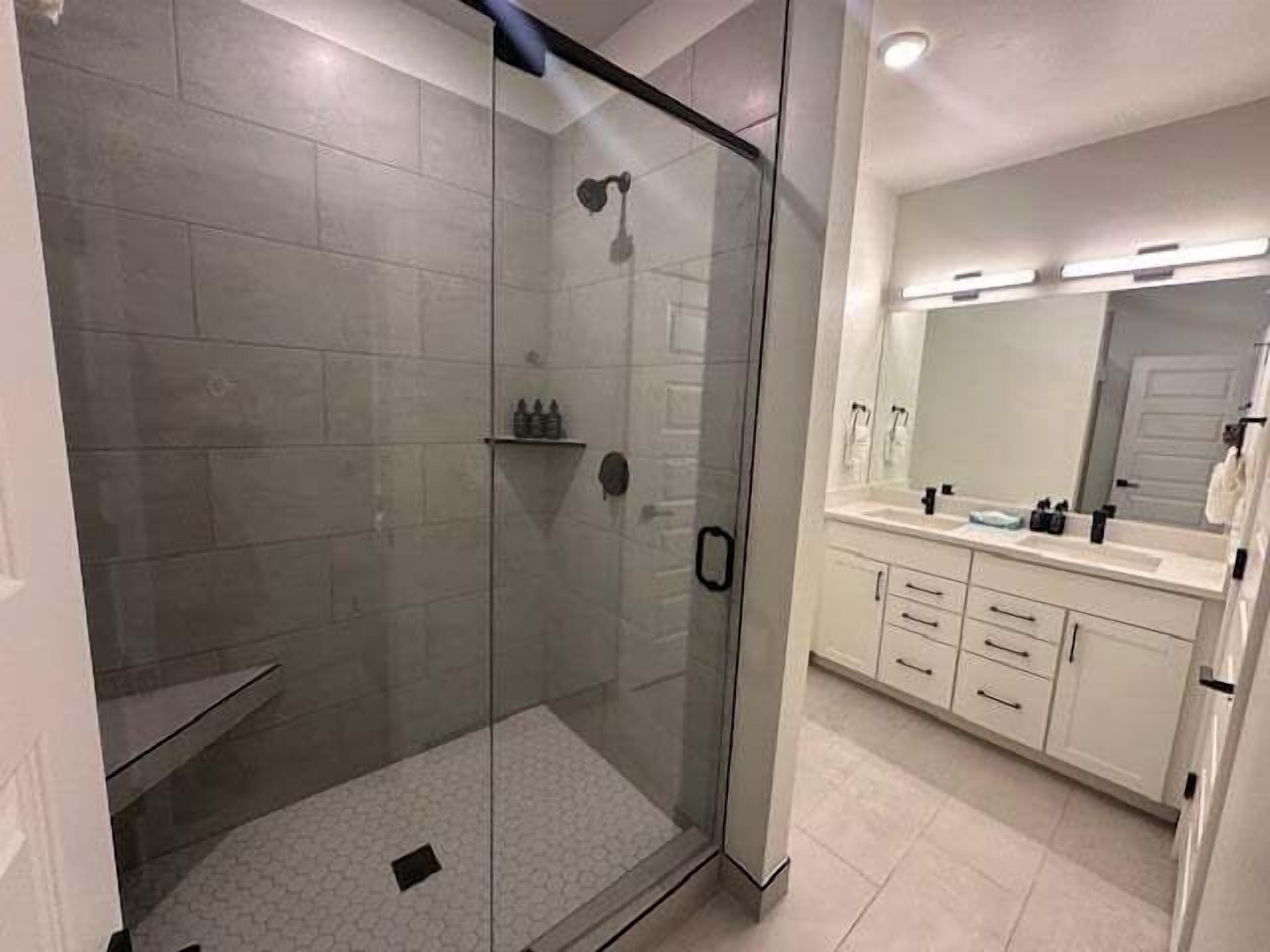 Apartamento em Condomínio Fechado, 1 quarto | Casa de banho | Toalhas fornecidas 