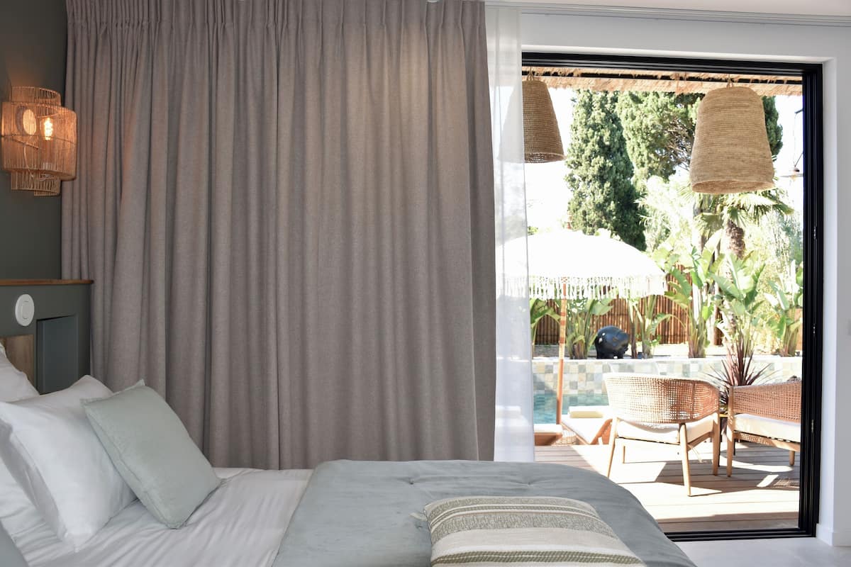 Quarto Duplo ou Twin Deluxe, vista para a piscina (Terre de Jade) | Cofre com capacidade para portátil, ferro/tábua de engomar