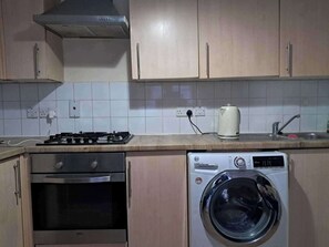 Um frigorífico, um micro-ondas, um forno, uma placa de cozinha