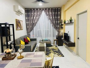 Condo, 2 quartos, sacada, vista para a cidade | Sala de estar | Livros