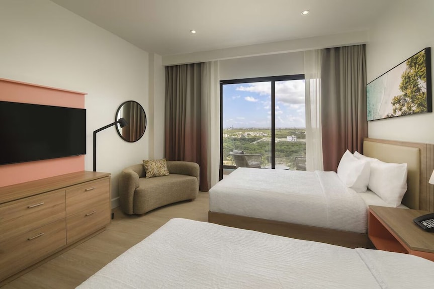 2 Units | Coastal Hideaway W/balcony, Outside Pool, Free Parking & Beach Access - La Romana