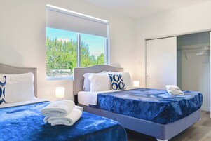 Roupas de cama premium, cortinas blackout, ferros/tábuas de passar roupa