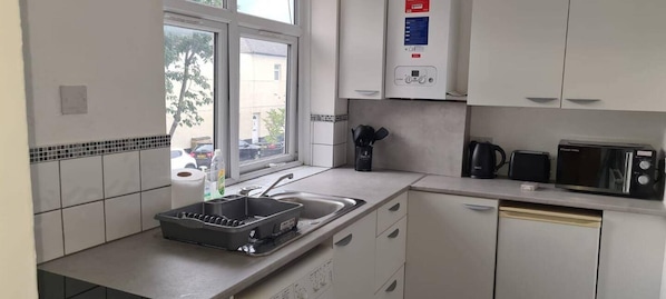 Um frigorífico, um micro-ondas, um forno, uma placa de cozinha