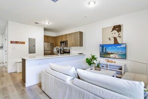 Casa de Férias Família, 3 quartos, pátio | Sala de estar | Televisor de ecrã plano de 60 polegadas com canais por cabo 