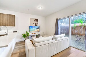 Casa de Férias Família, 3 quartos, pátio | Sala de estar | Televisor de ecrã plano de 60 polegadas com canais por cabo 