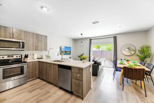Casa de Férias Família, 3 quartos, pátio | Cozinha privada | Um frigorífico, um micro-ondas, um forno, uma placa de cozinha 