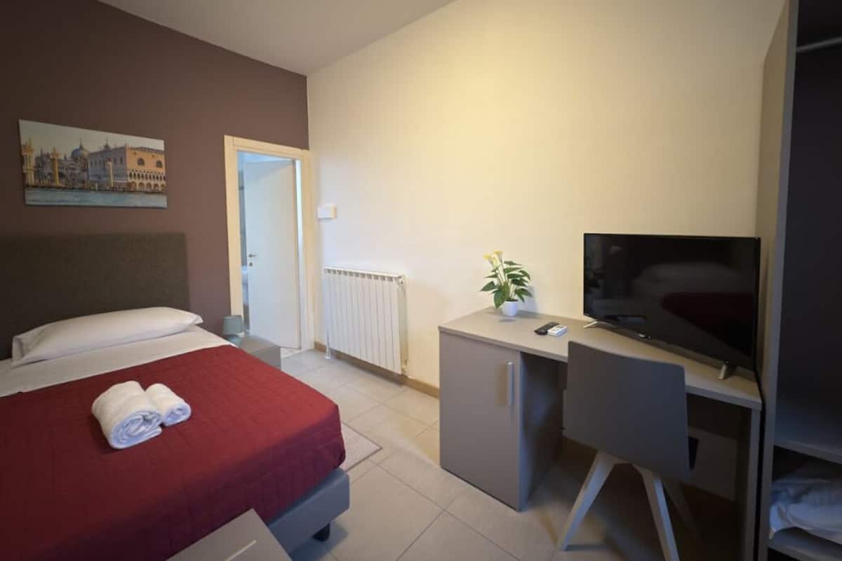 Quarto Individual Clássico, Vista para a cidade | Secretária, secretária adequada para computadores portáteis