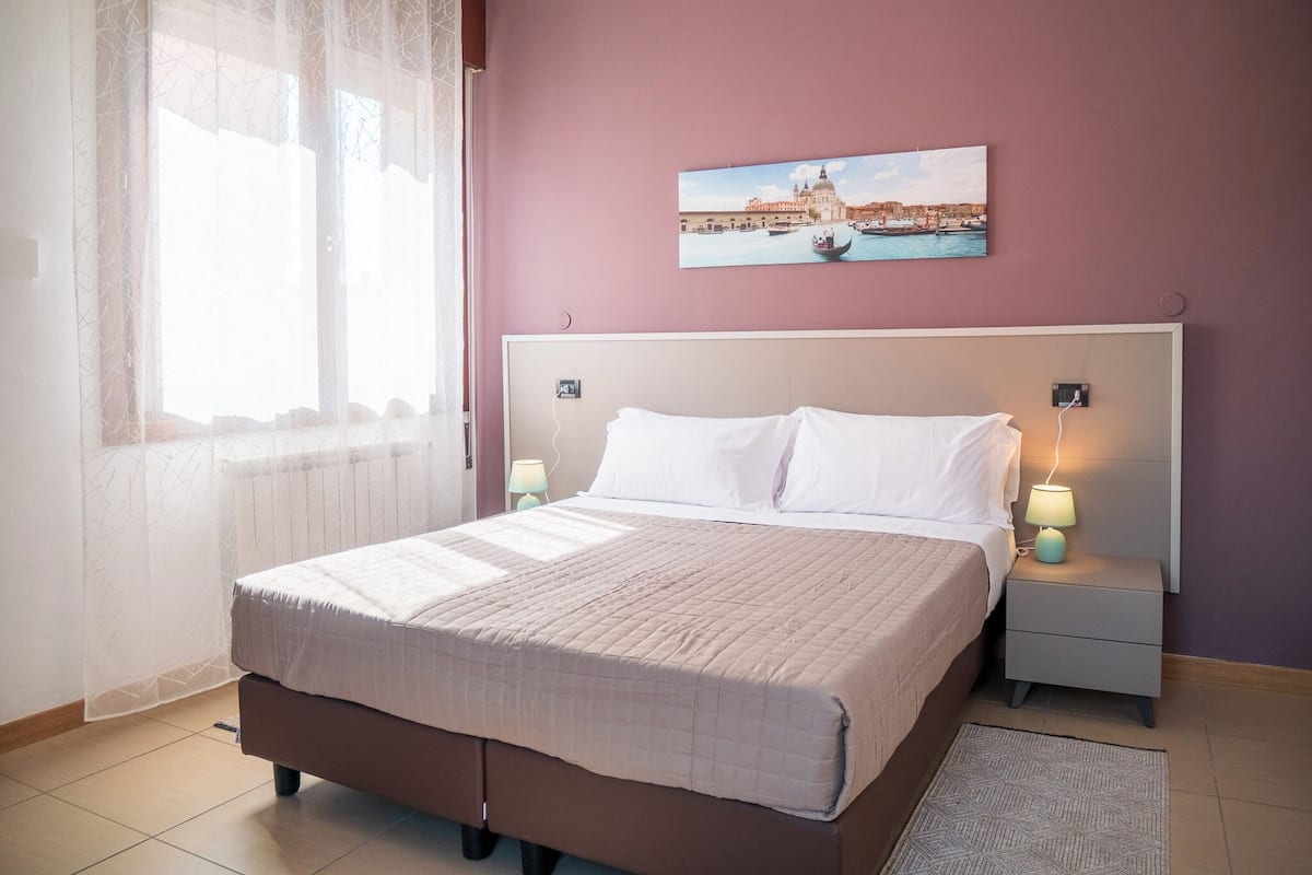 Quarto Duplo ou Twin Clássico, Vista para a cidade | Secretária, secretária adequada para computadores portáteis