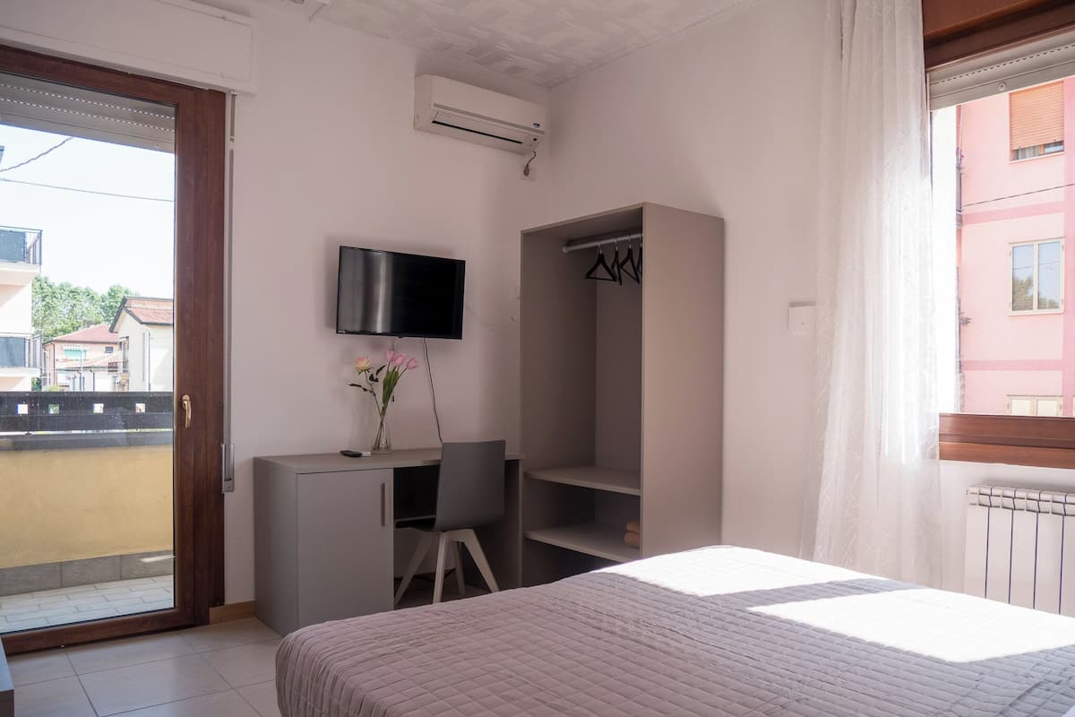 Quarto Duplo ou Twin Deluxe, Vista para a cidade | Secretária, secretária adequada para computadores portáteis