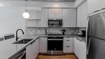 Uma placa de cozinha, utensílios de cozinha