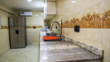 Quarto júnior, sacada, vista para a cidade | Cozinha privada | Geladeira, micro-ondas, fogão, cooktop