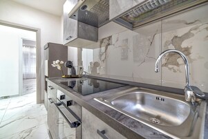 Uma máquina de café expresso, uma cafeteira/bule, uma chaleira elétrica 