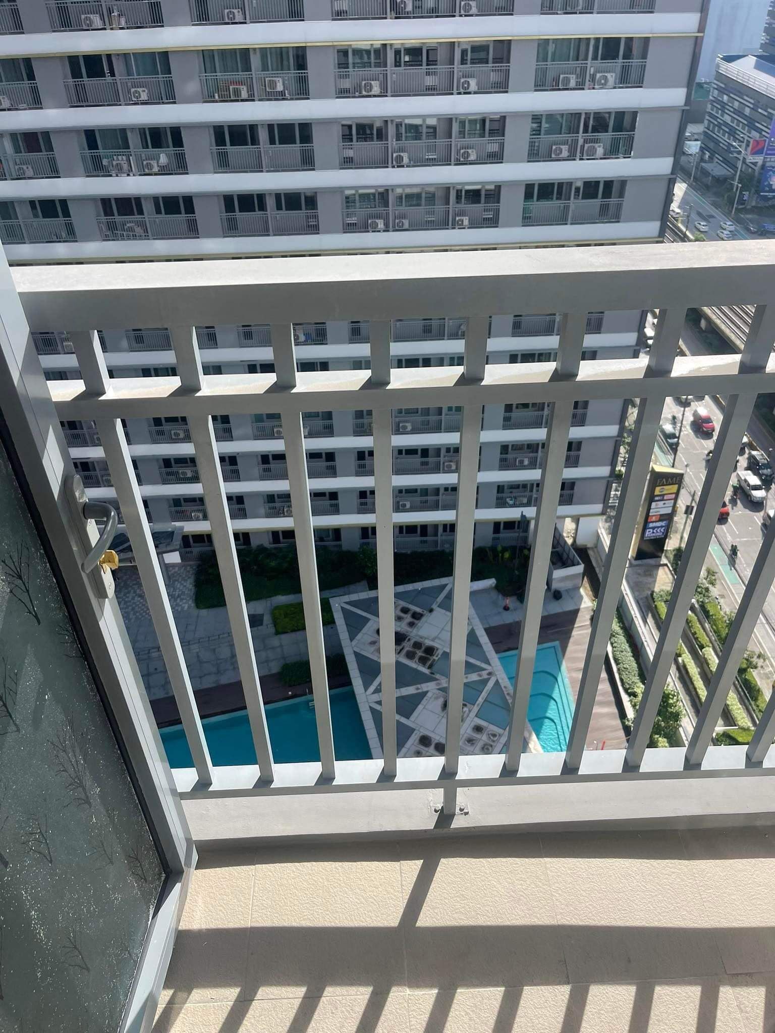 Apartamento Básico em Condomínio Fechado, 1 quarto, varanda, vista para a piscina | Vista da varanda