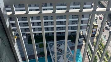 Apartamento Básico em Condomínio Fechado, 1 quarto, varanda, vista para a piscina | Vista da varanda