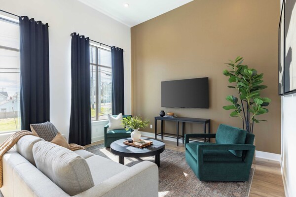 New Build Sleeps 12, 2 Condos, Modern Design Near Downtown Nashville - Nashville, TN