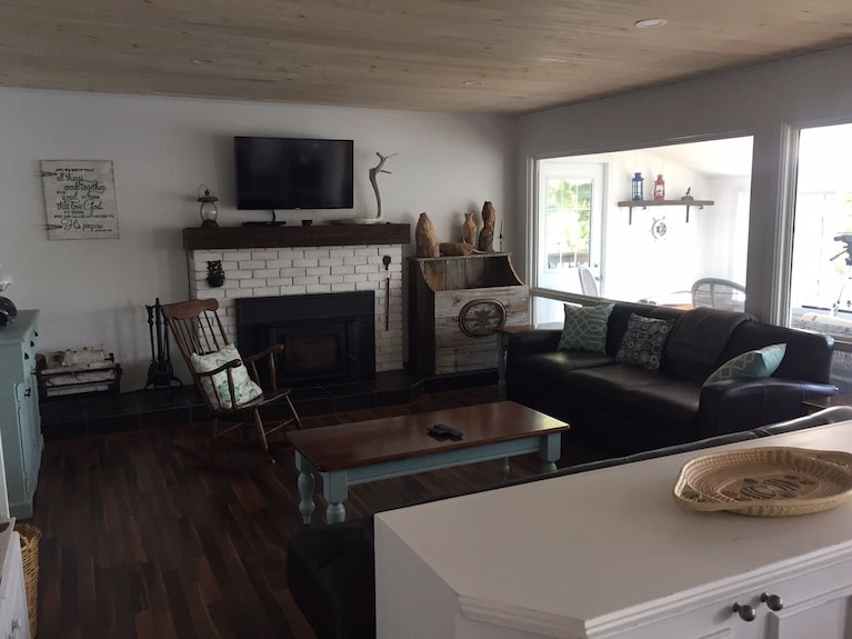 Fun Galore At This 3 Bedroom Cottage On A 2 Acre Point On Cranberry Lake! - Kingston