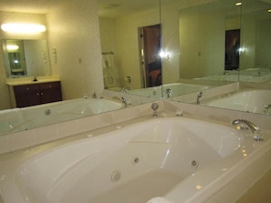 King Room with Spa Bath | Escrivaninha, cortinas blackout, Wi-Fi de cortesia
