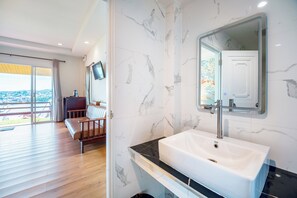 Grand Deluxe Double Room | Casa de banho | Um polibã, toalhas fornecidas, sabão, champô