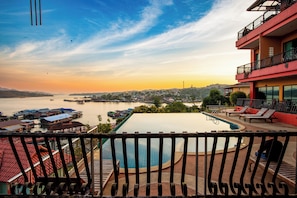 Double Deluxe Room Pool View | Vista da varanda