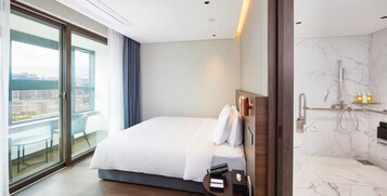 Quarto casal, 1 cama Queen, sacada, vista para a cidade | Cofres nos quartos, cortinas blackout, Wi-Fi de cortesia