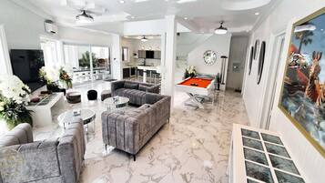 Televisor LED, consola de videojogos, Netflix, filmes em estreia