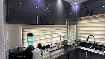 Um frigorífico, um micro-ondas, um forno, uma placa de cozinha